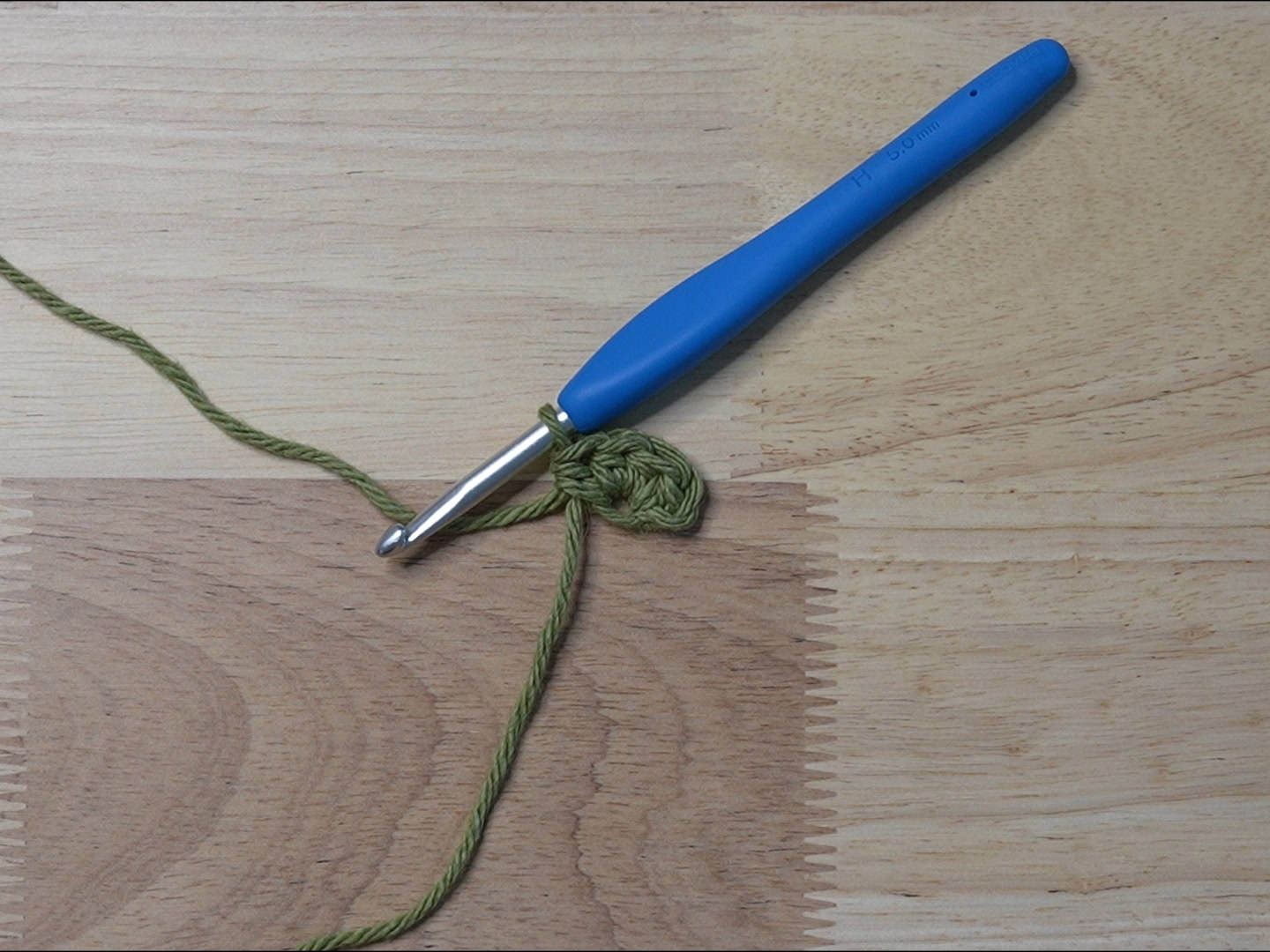 Crochet Crescent Bag | Free Pattern & Video Tutorial